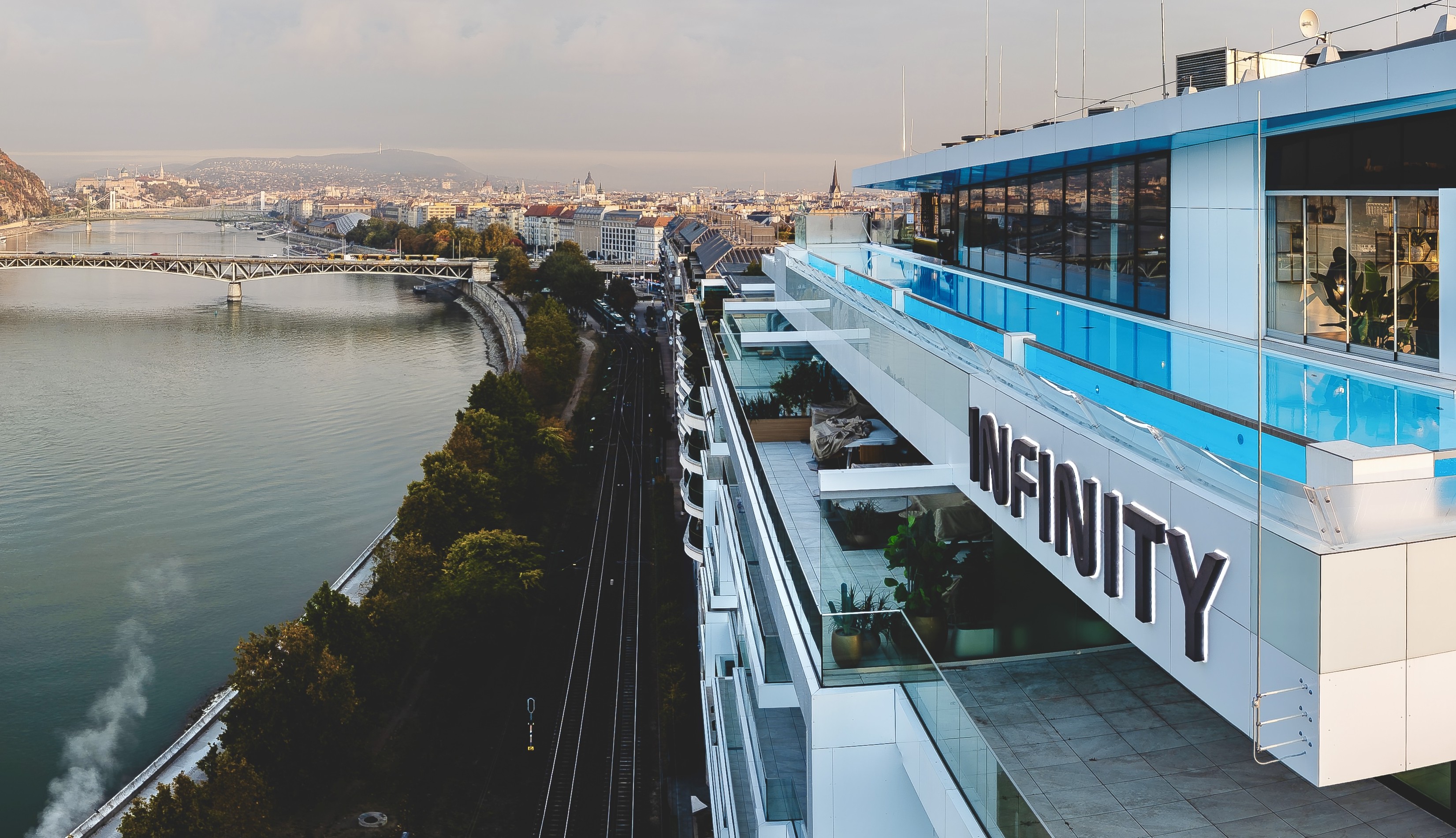 Megnyílt az Infinity Budapest Hotel, ahol a végtelenbe fut a tetőtéri ...